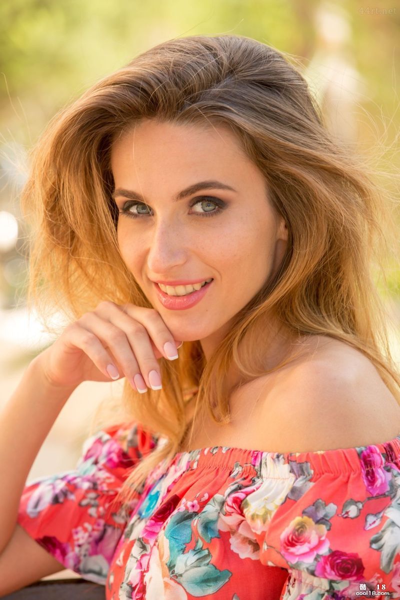 户外沙发上的美女人体RENA【26p】 -6park.com