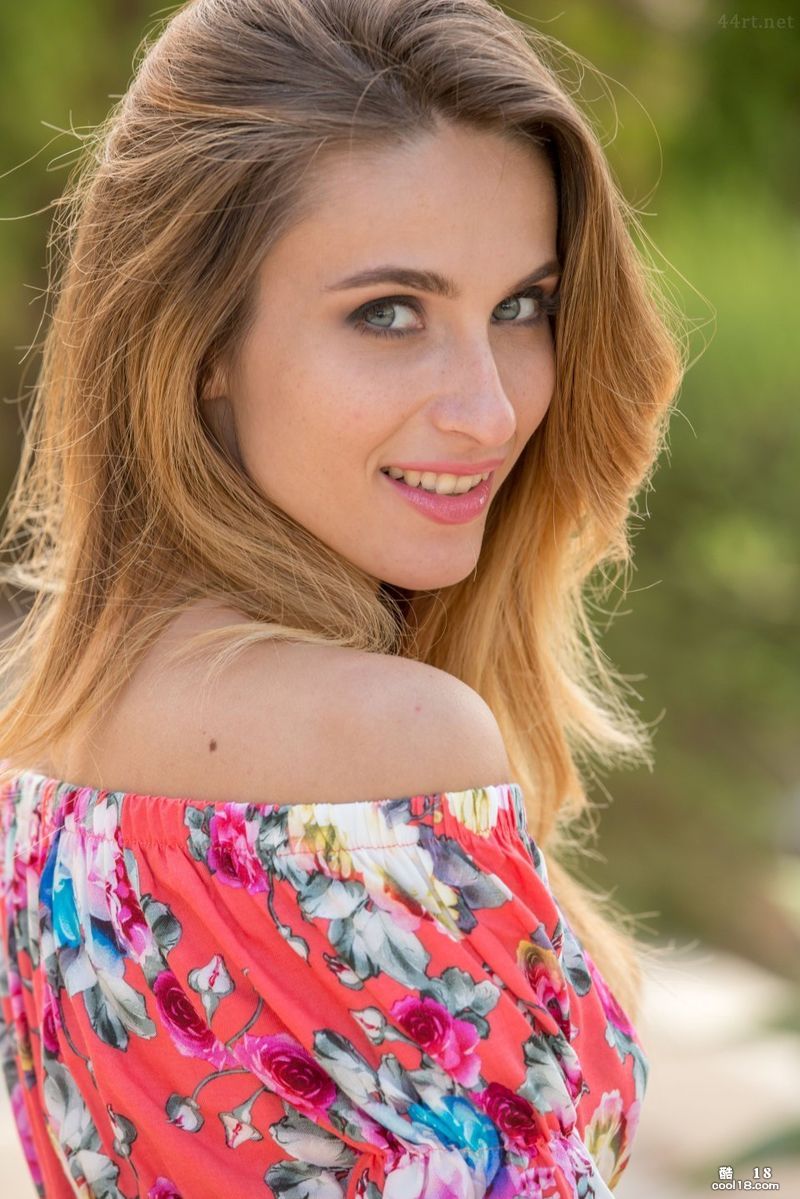 户外沙发上的美女人体RENA【26p】 -6park.com