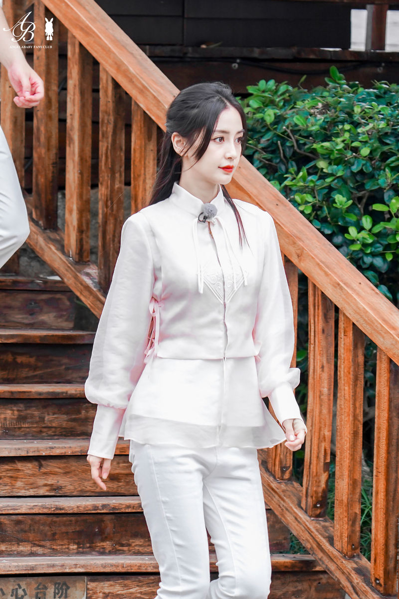 【AI作图】女星Angelababy 脱衣对比 - cool18.com